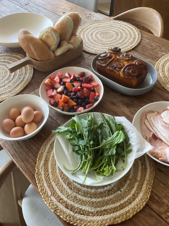 We’re having a big Sunday breakfast 🌿🤍🍳 Fruit salad, burnt butter and ...