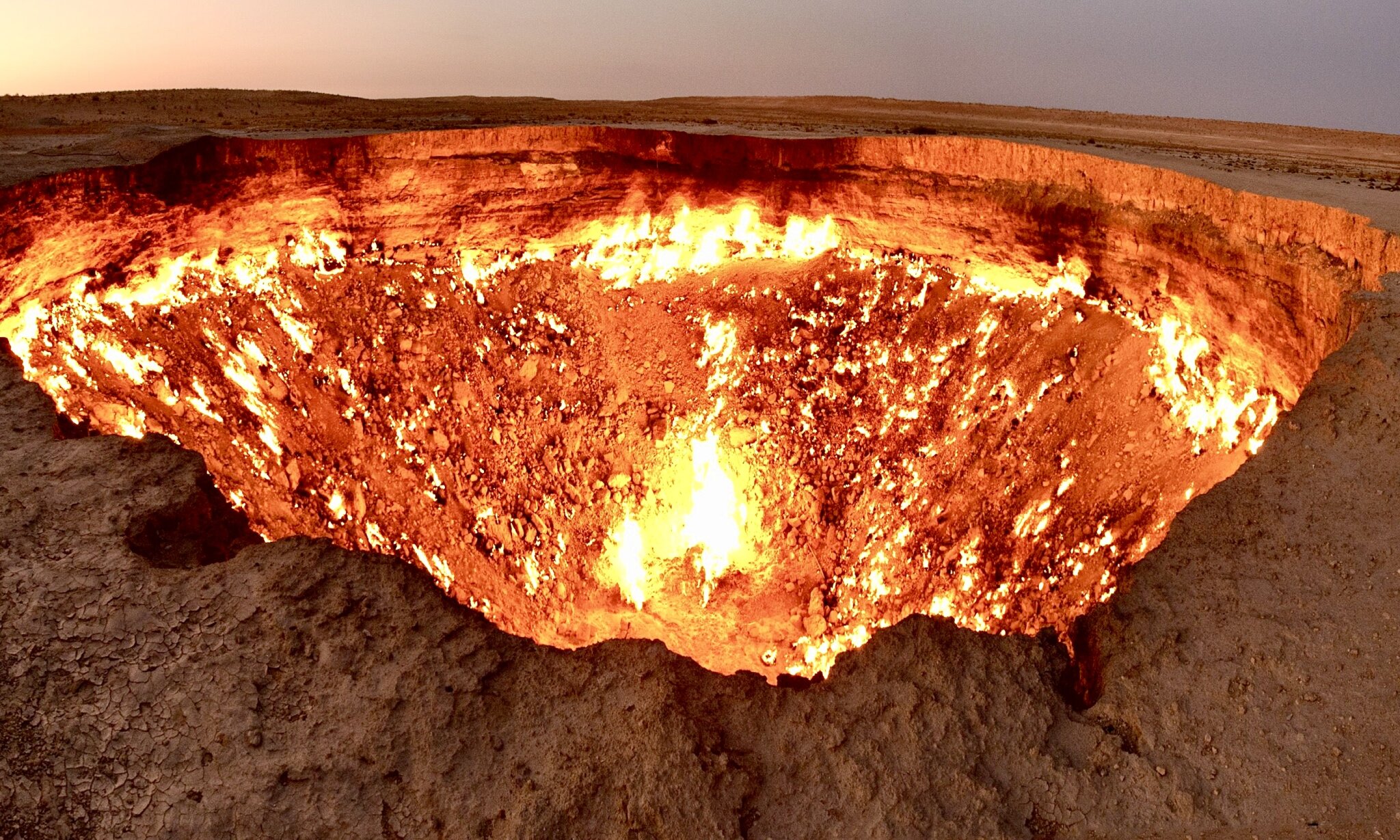 "The Gates of Hell" in Darvaza, Turkmenistan Its a natural gas crater ...