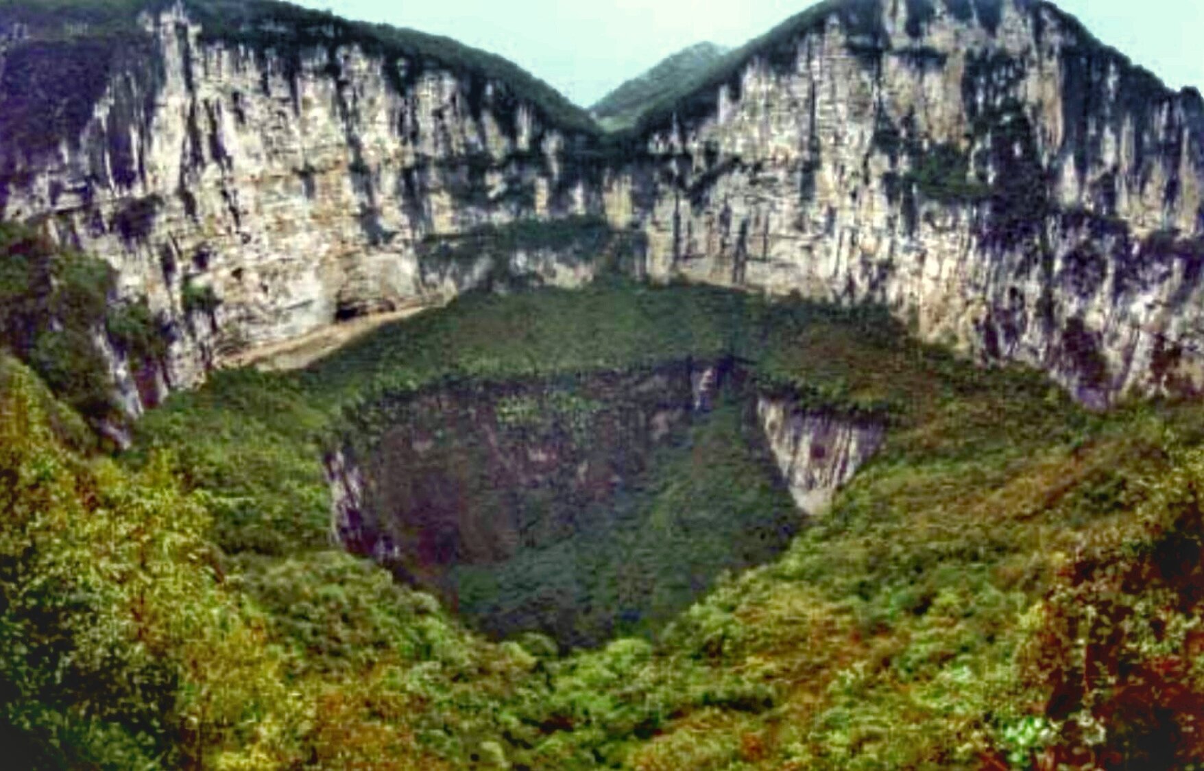 The deepest and largest natural well on the WHOLE planet in Xiaozhai ...